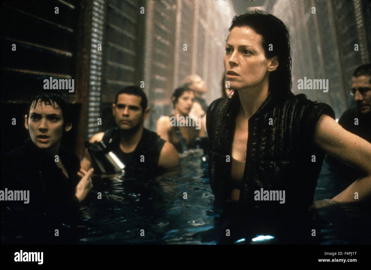 Winona Ryder et Sigourney Weaver / Alien: Resurrection / 1997 directed ...