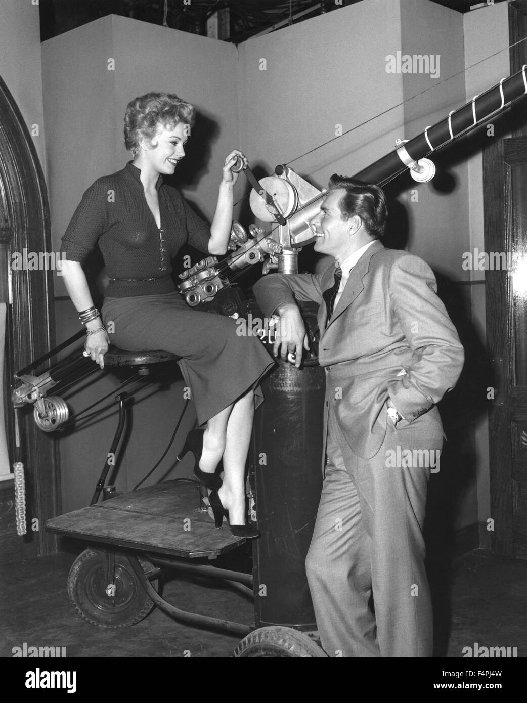 On the set, Kim Novak and Phil Carey / Pushover / 1954 directed by ...