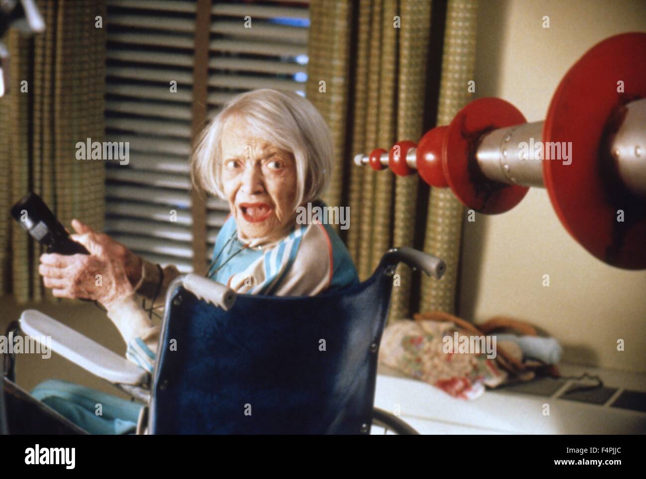 Sylvia Sidney / Mars Attacks ! / 1996 directed by Tim Burton [WARNER ...