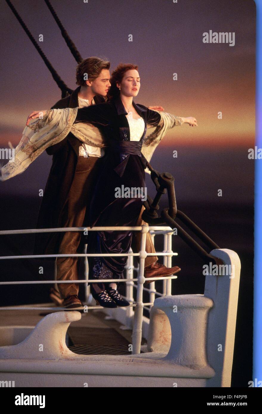 Leonardo DiCaprio and Kate Winslet / Titanic / 1997 directed by James ...
