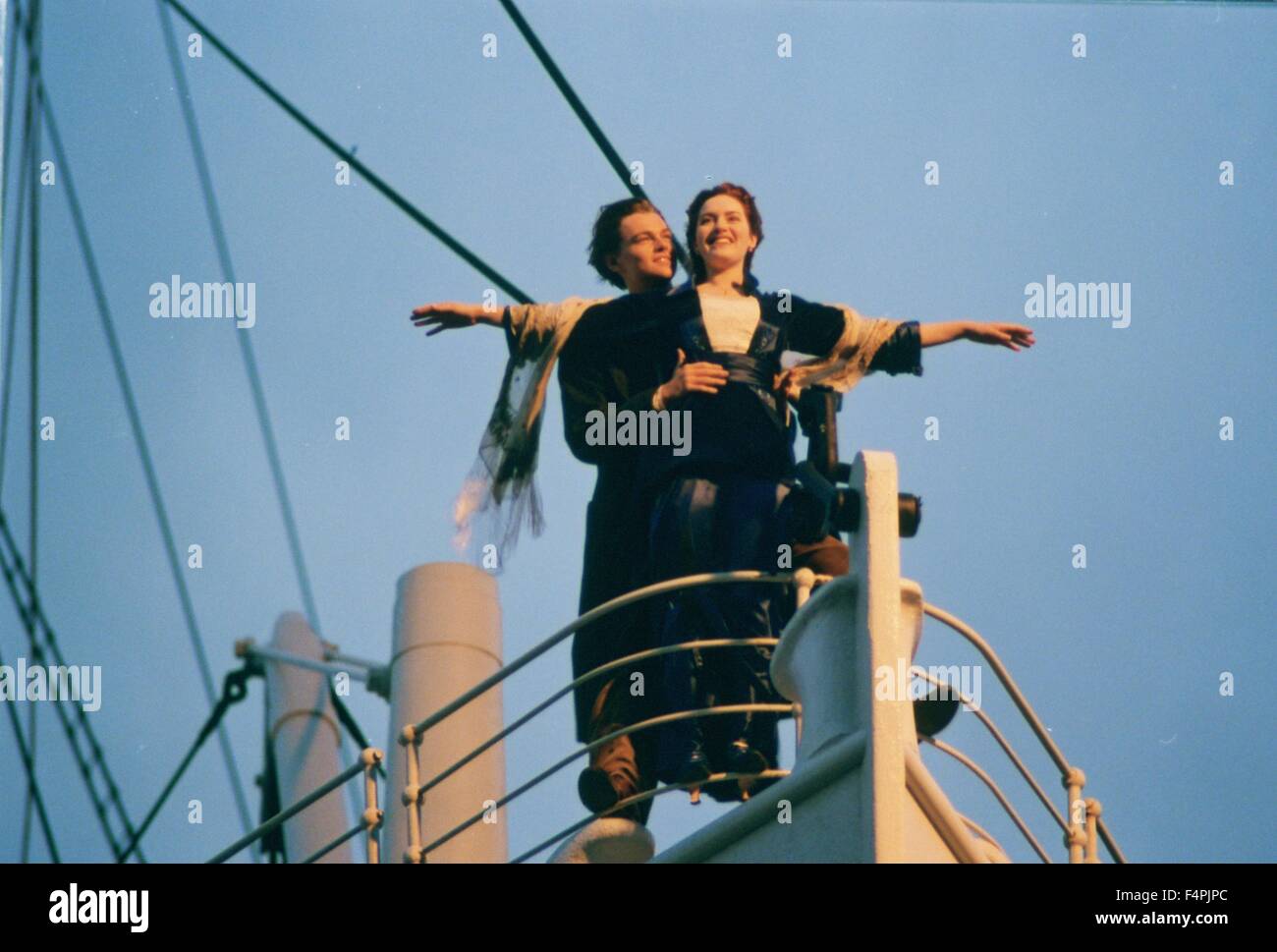 Leonardo DiCaprio and Kate Winslet / Titanic / 1997 directed by James ...