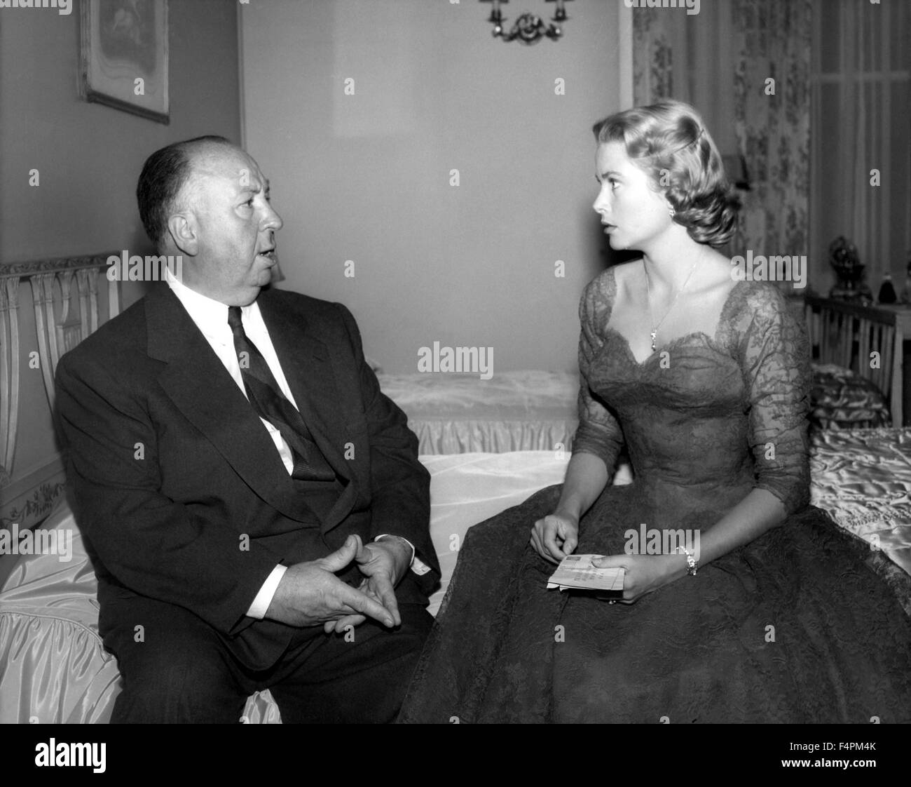 On the set, Alfred Hitchcock and Grace Kelly / Dial M for Murder / 1954 ...