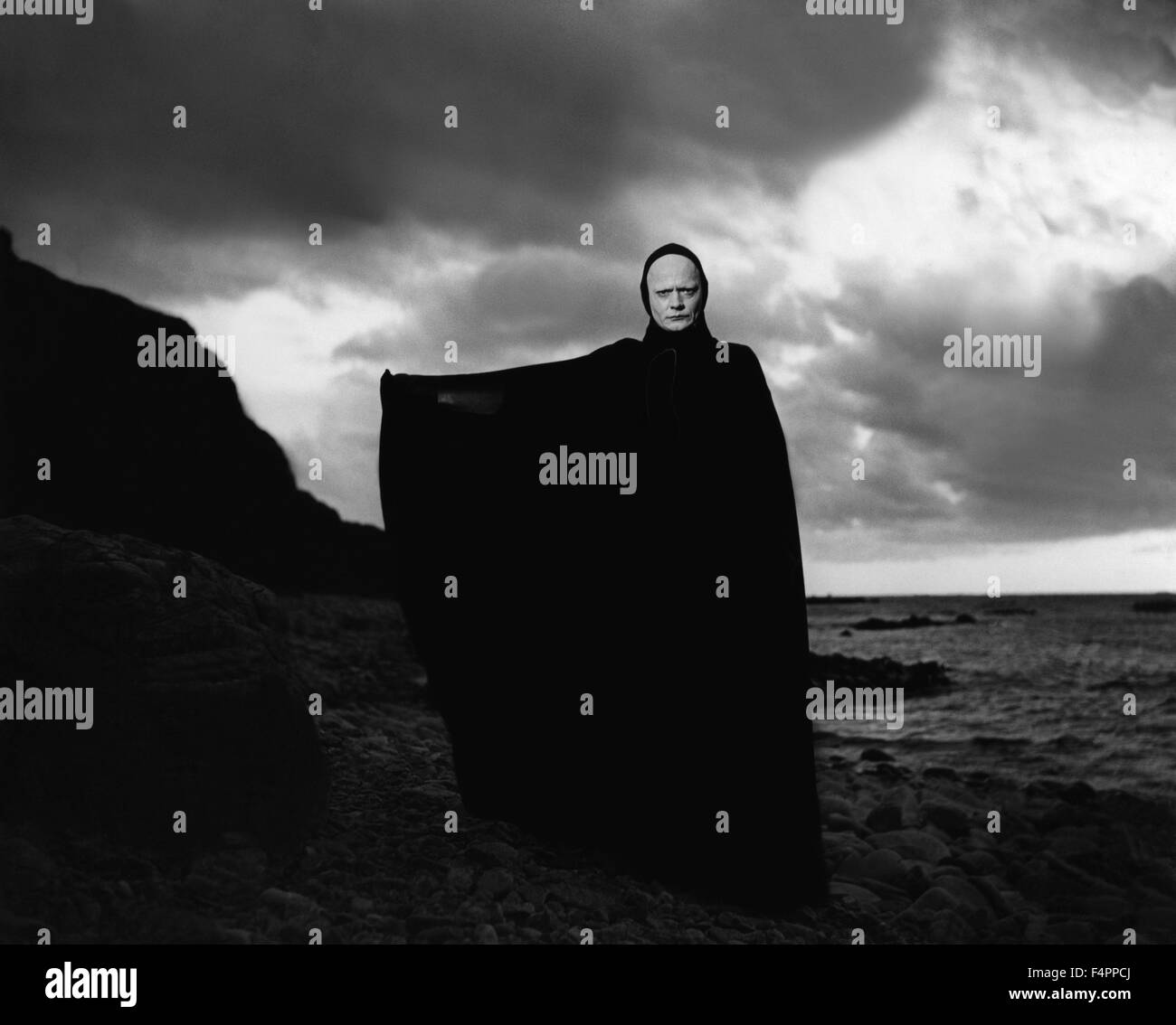Ingmar bergman bengt ekerot Black and White Stock Photos & Images - Alamy