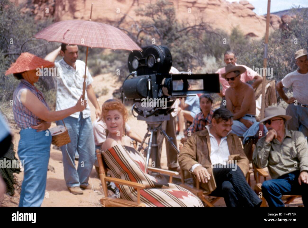 On the set, Raoul walsh with Eleanor Parker and Clark Gable / The King ...
