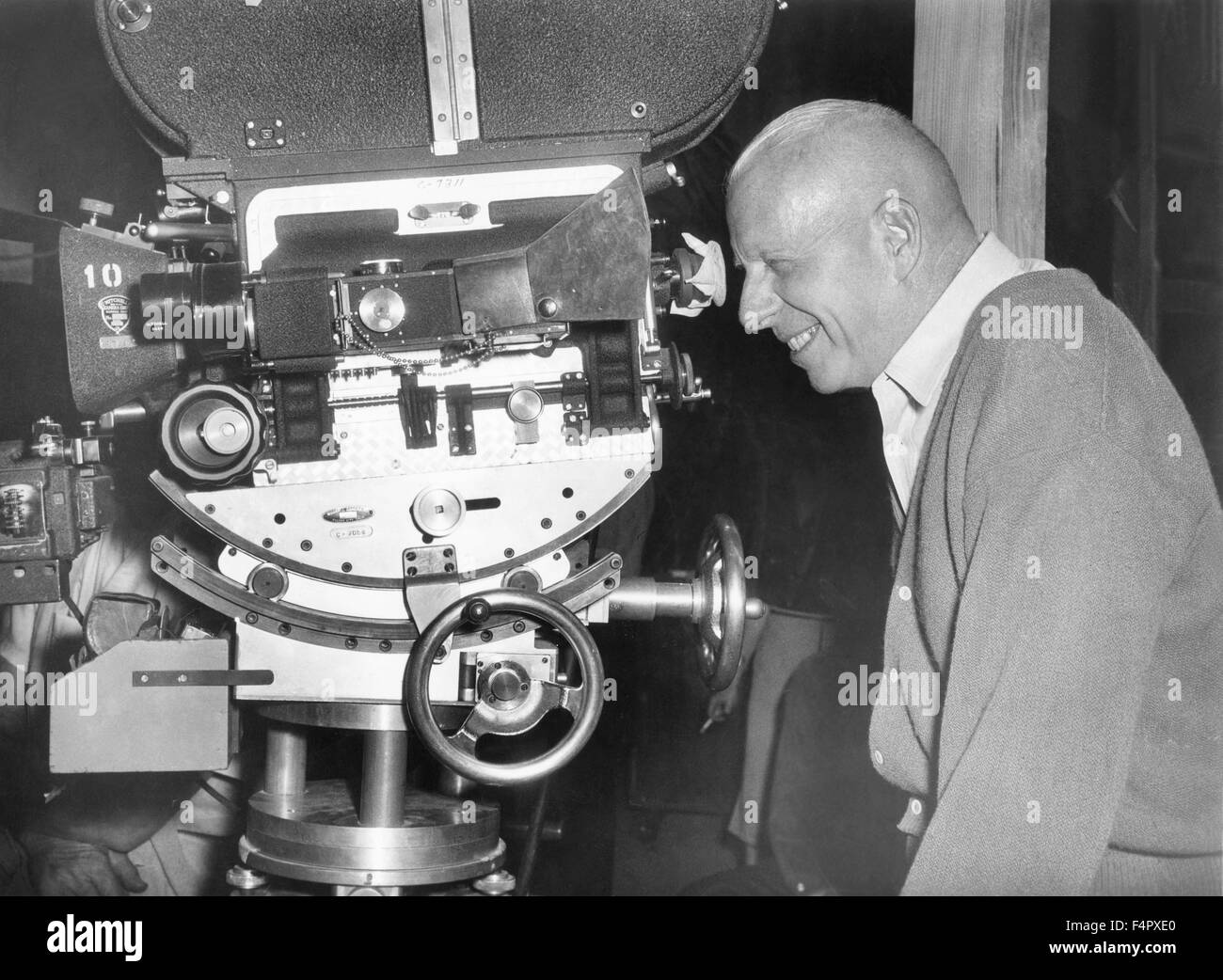 On the set, Howard Hawks behind the camera / Hatari ! / 1962 / directed ...