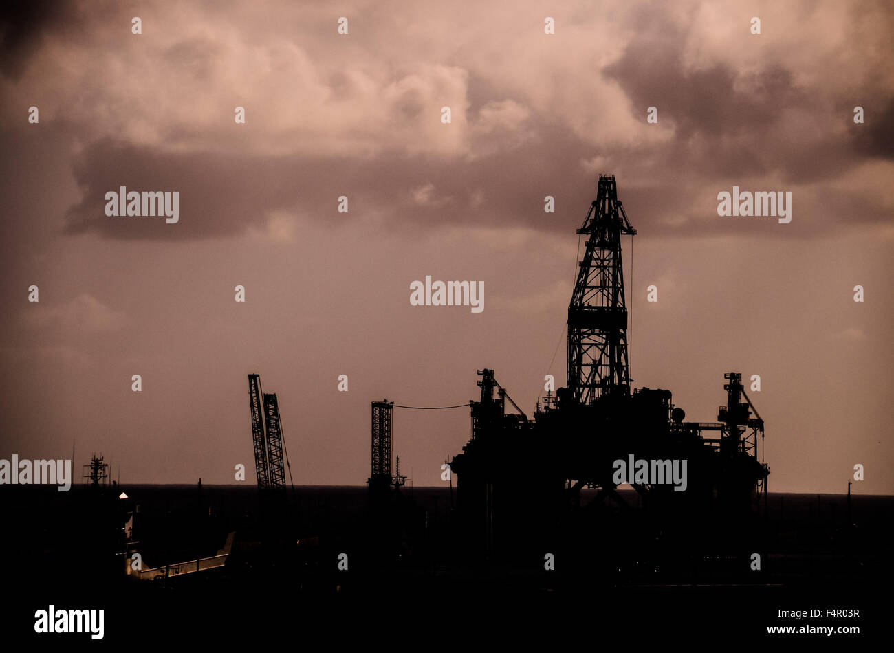 Oil Drilling Rig Silhouette Stock Photo - Alamy