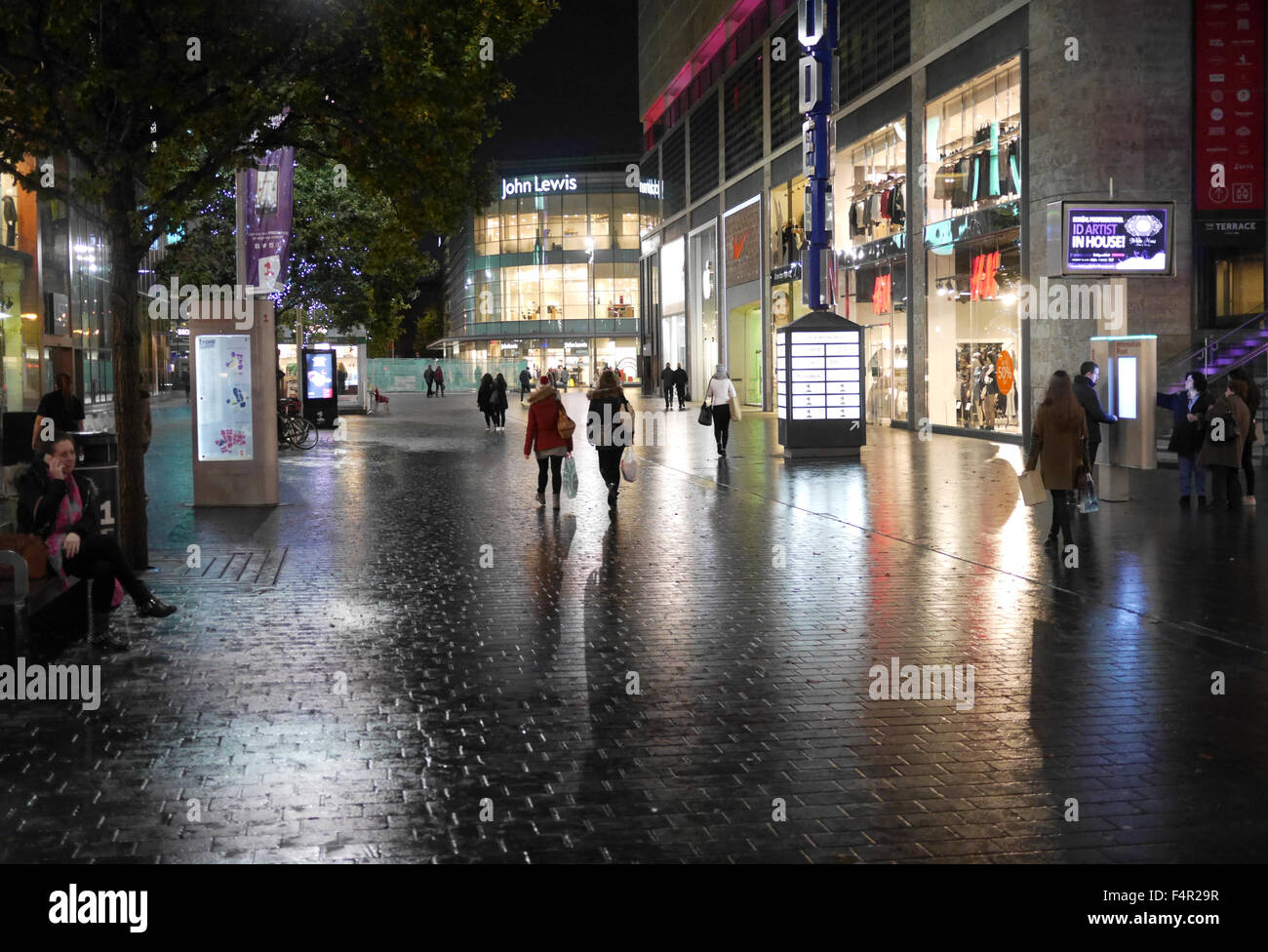 Liverpool One evening street scene. Shoppers make the most of late ...