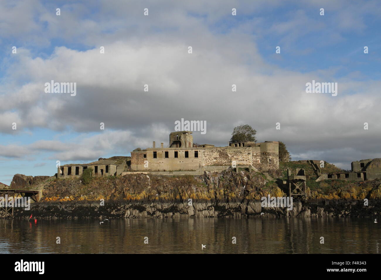 Inchgarvie island hi-res stock photography and images - Alamy