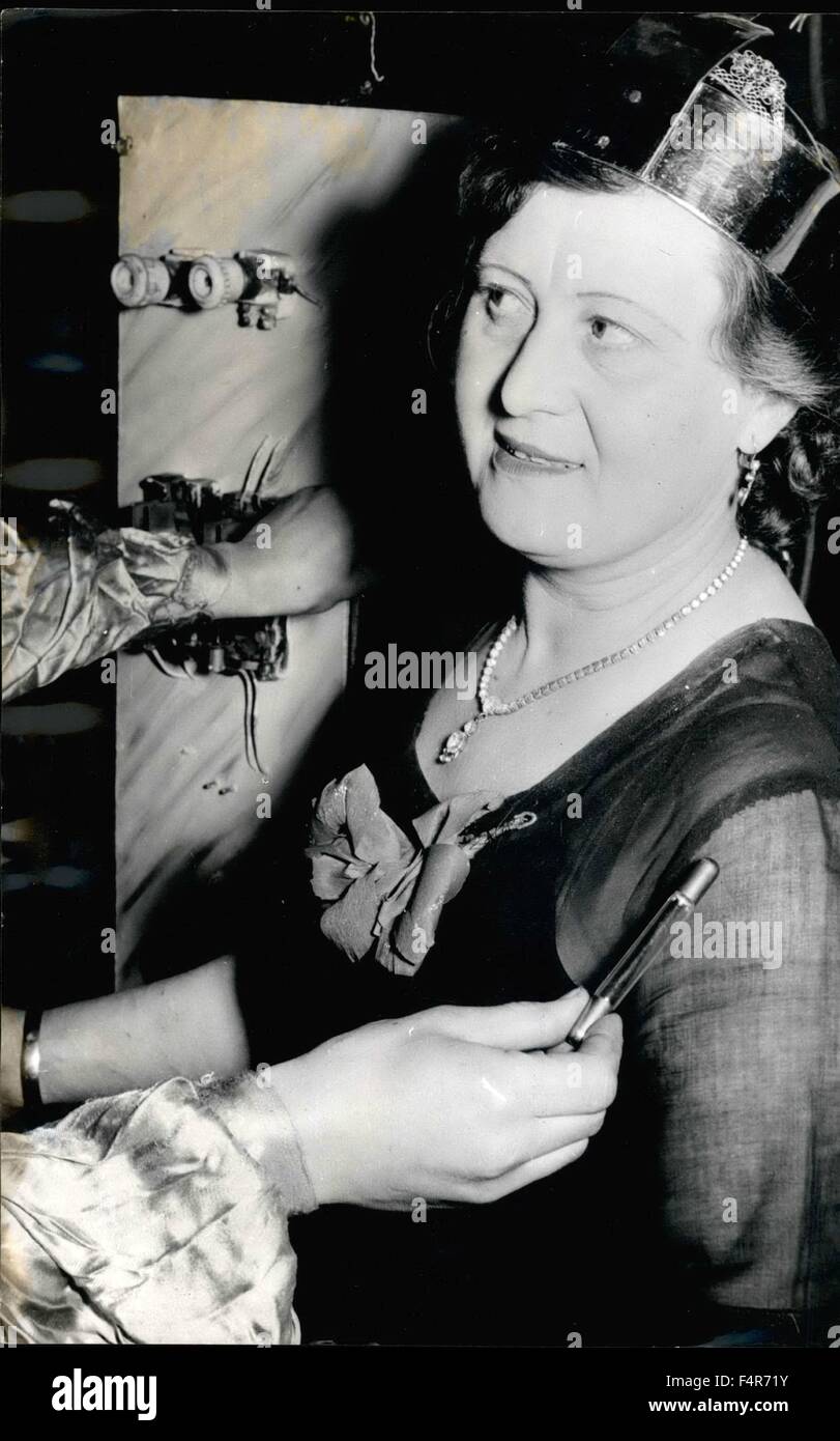 1935 - Without turning a hair.: the 45 years old Anna Sigmund sat down ...