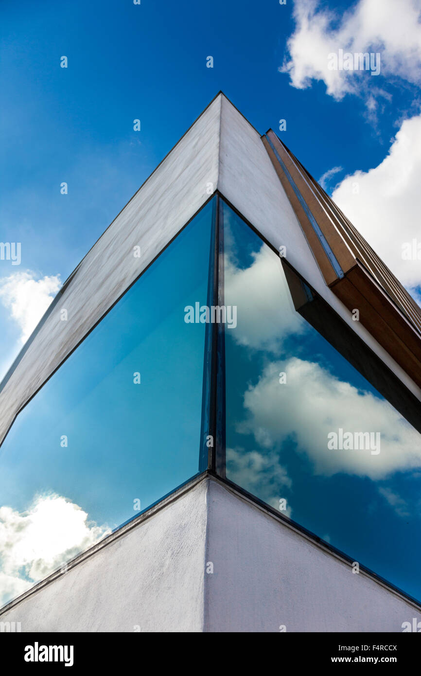 Corner of a contemporary residential house Stock Photo - Alamy