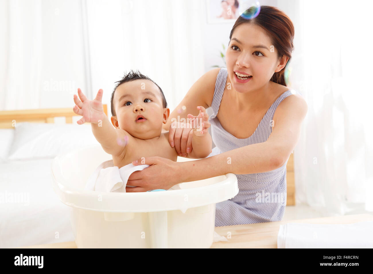 Mother gave the baby a bath Stock Photo - Alamy