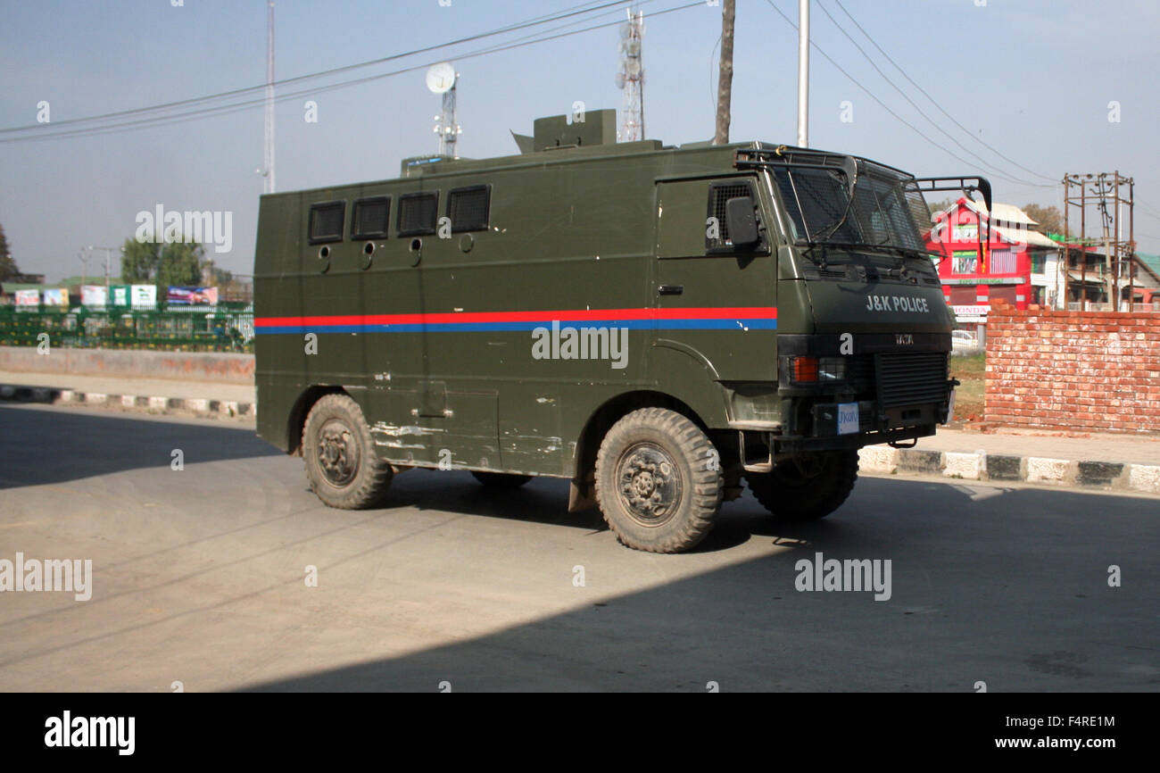 Srinagar, India. 22nd Oct, 2015. Indian paramilitary soldiers petrols ...