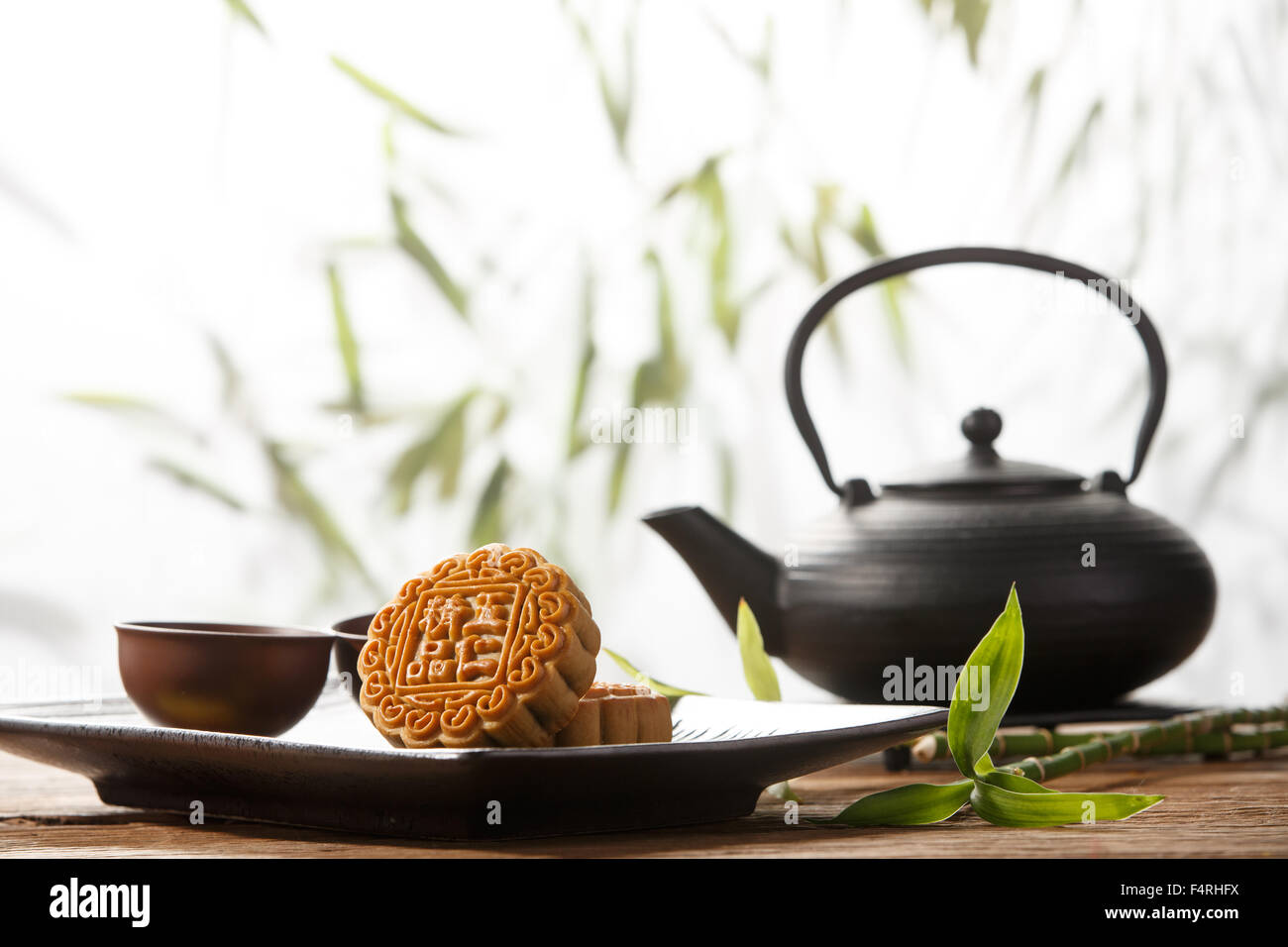 Moon cake tea Stock Photo - Alamy