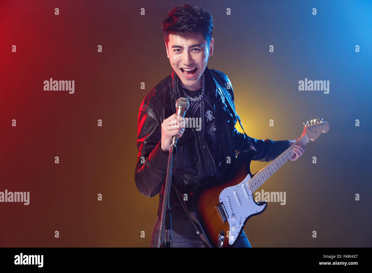 Men singing hi-res stock photography and images - Alamy