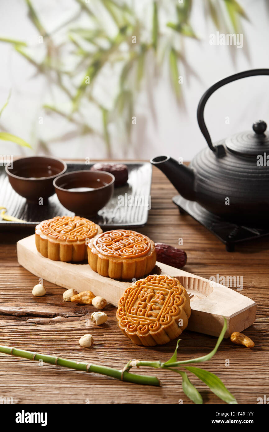 Moon cake tea Stock Photo - Alamy