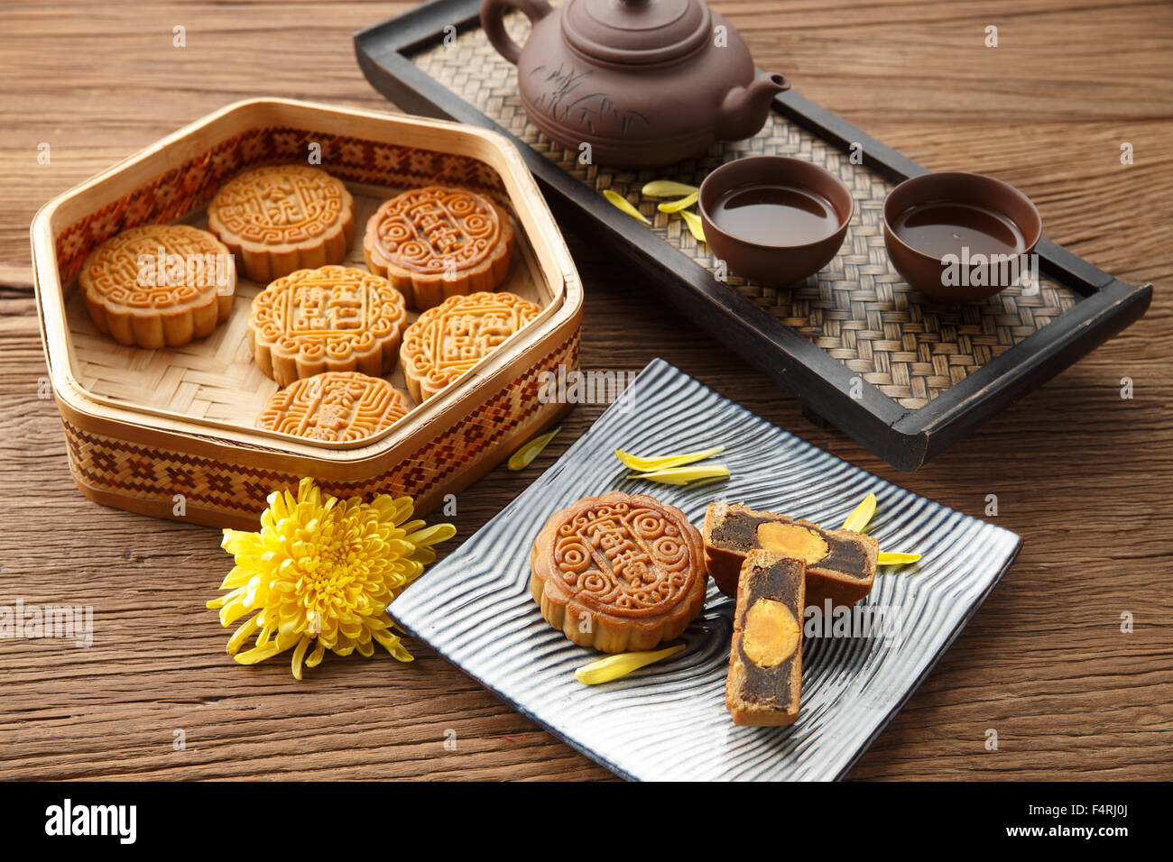 Moon cake tea Stock Photo - Alamy