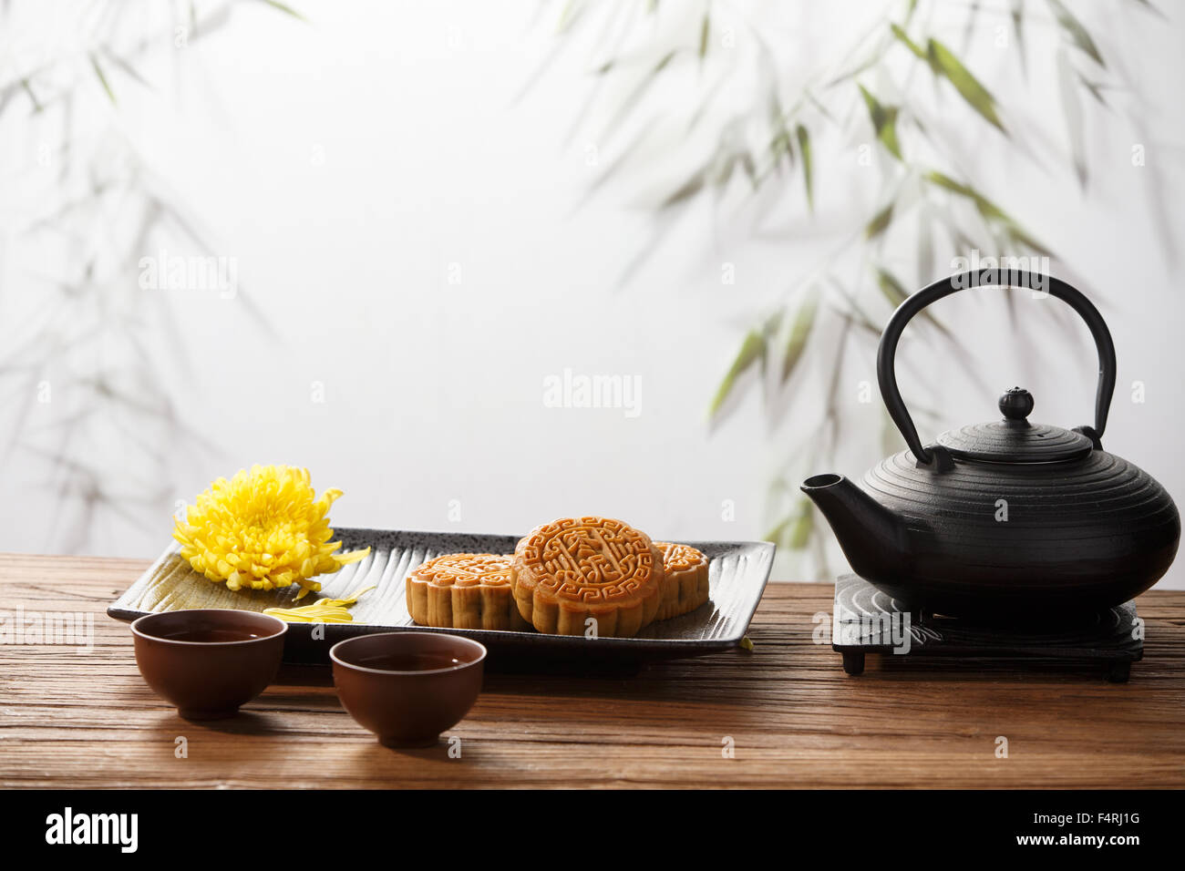 Moon cake tea Stock Photo - Alamy