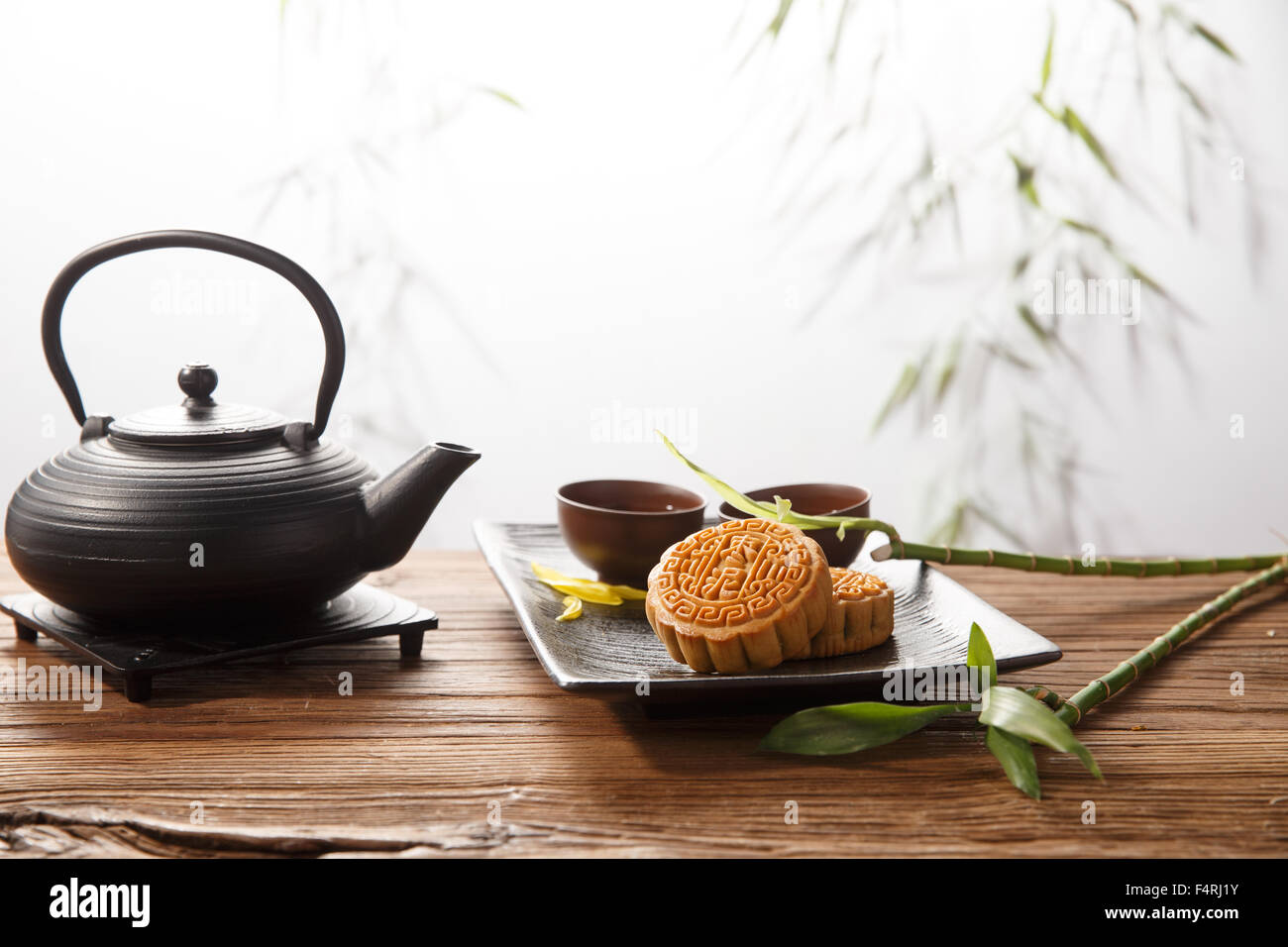 Moon cake tea Stock Photo - Alamy
