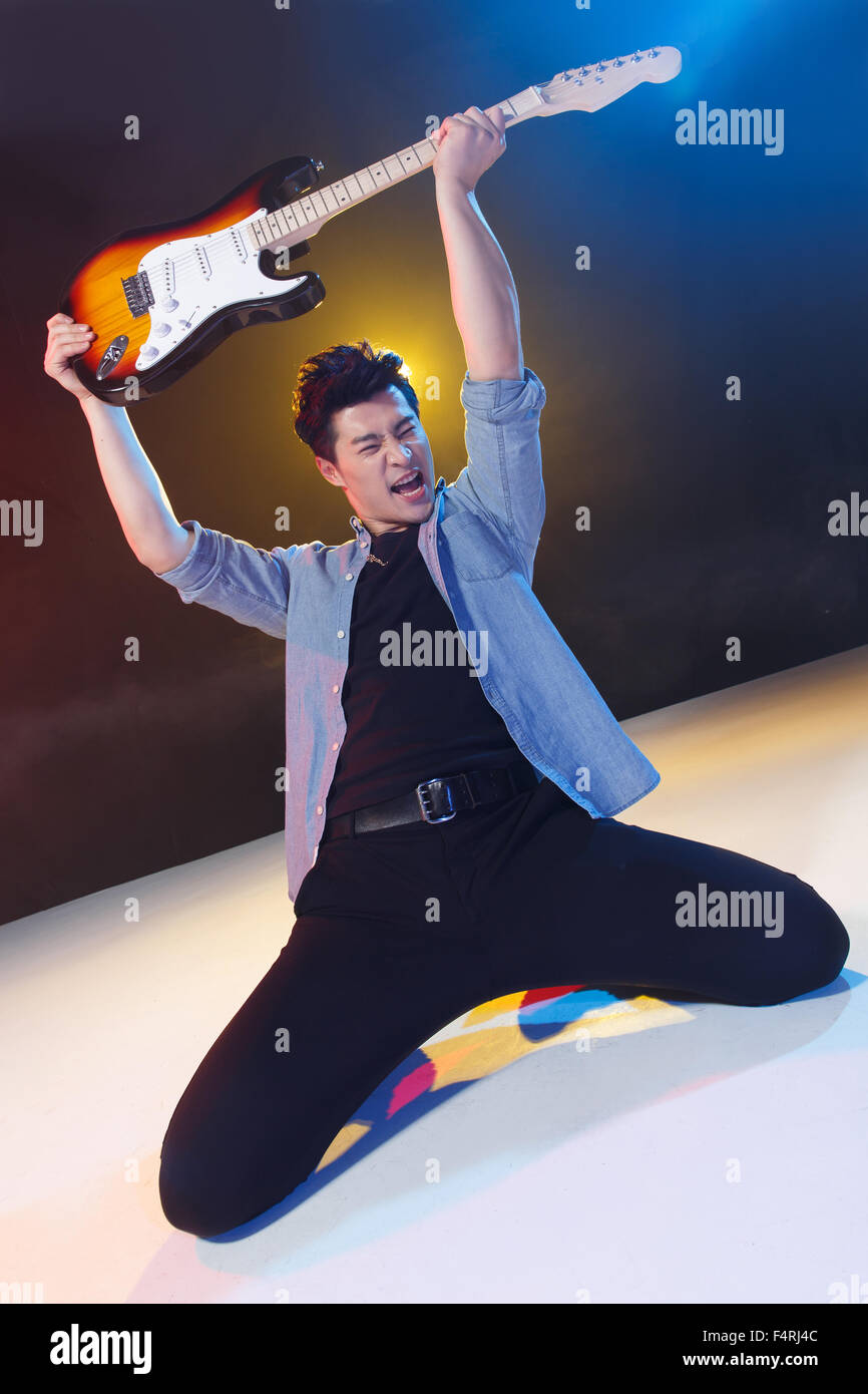 Men singing in bar hi-res stock photography and images - Alamy