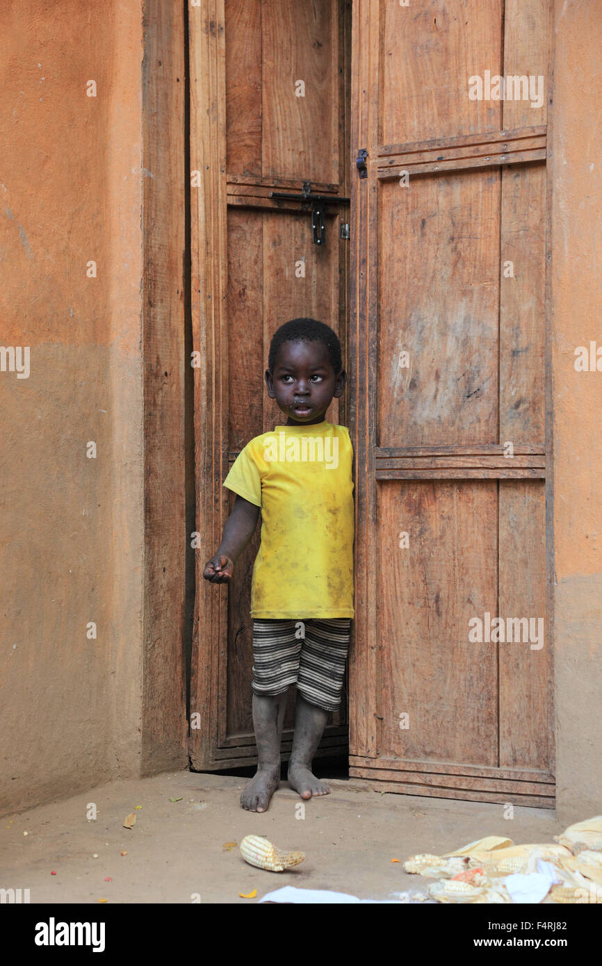 People of the Ari, a little boy is on the doorstep Stock Photo - Alamy