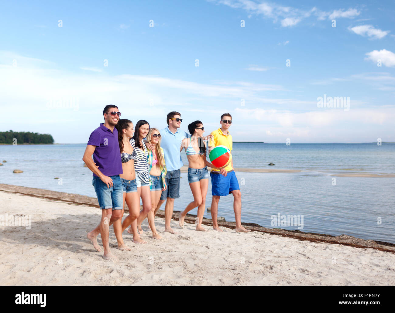Group friends walking beach hi-res stock photography and images - Alamy