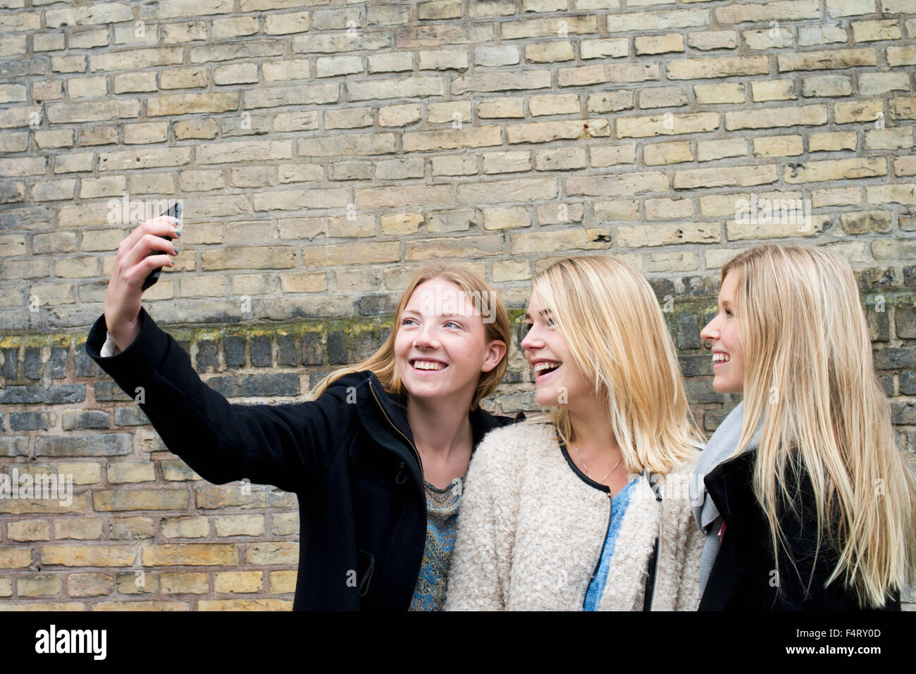 Women young selfie hi-res stock photography and images - Alamy