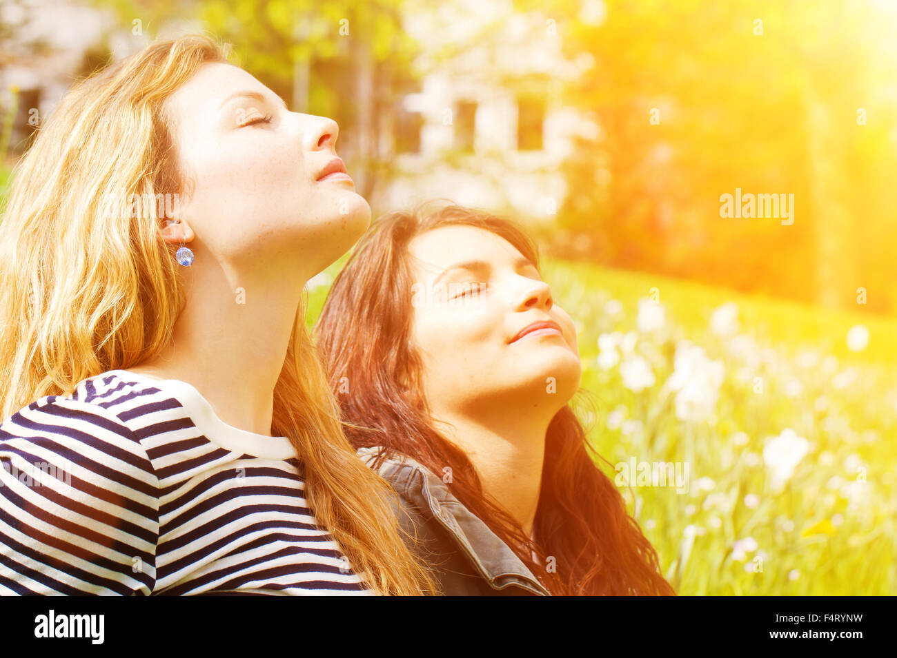 Sun tan girls hi-res stock photography and images - Alamy