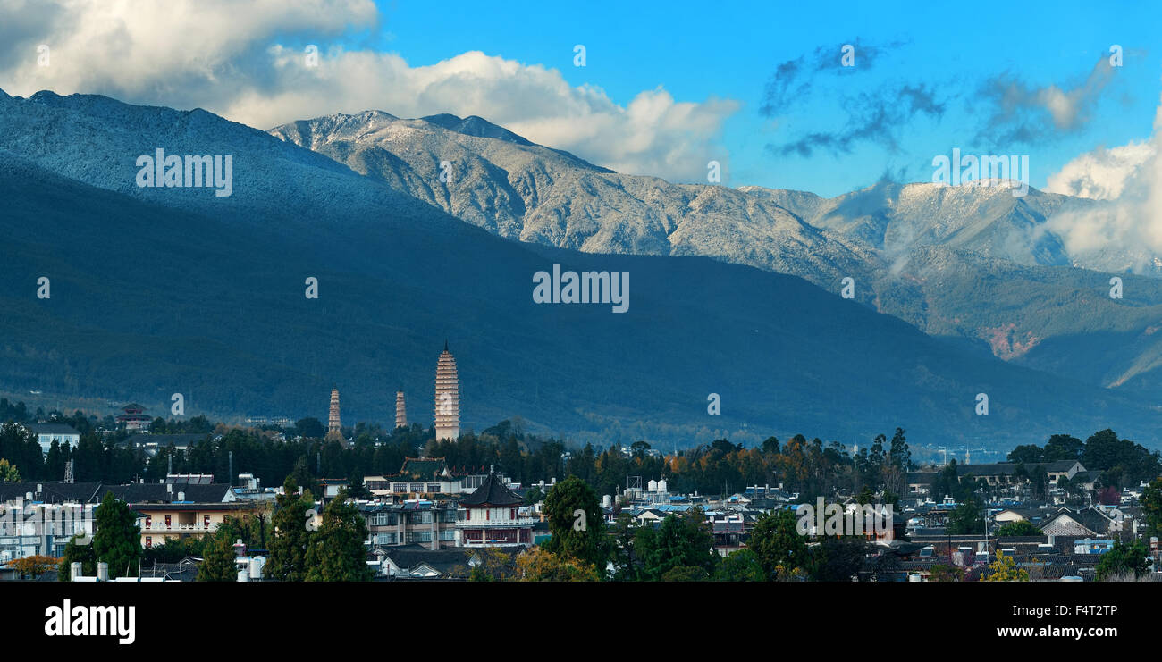 Dali old town rooftop view with cloudy Mt Cangshan. Yunnan, China Stock ...