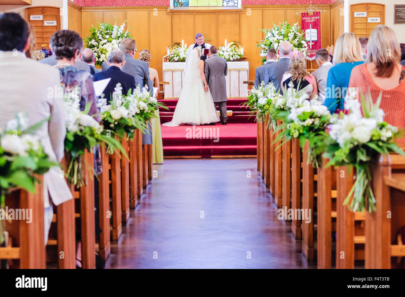 A bride and groom take their vows at a wedding Stock Photo - Alamy