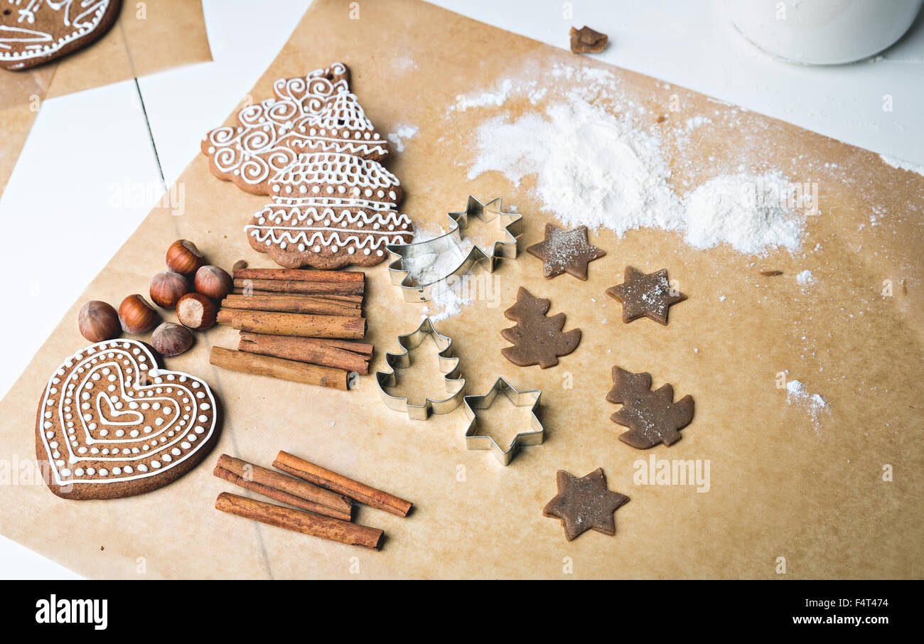 making gingerbread cookies, christmas baking Stock Photo - Alamy