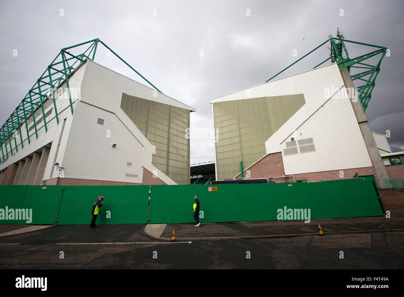 Hibernian fans in stands easter road hi-res stock photography and ...