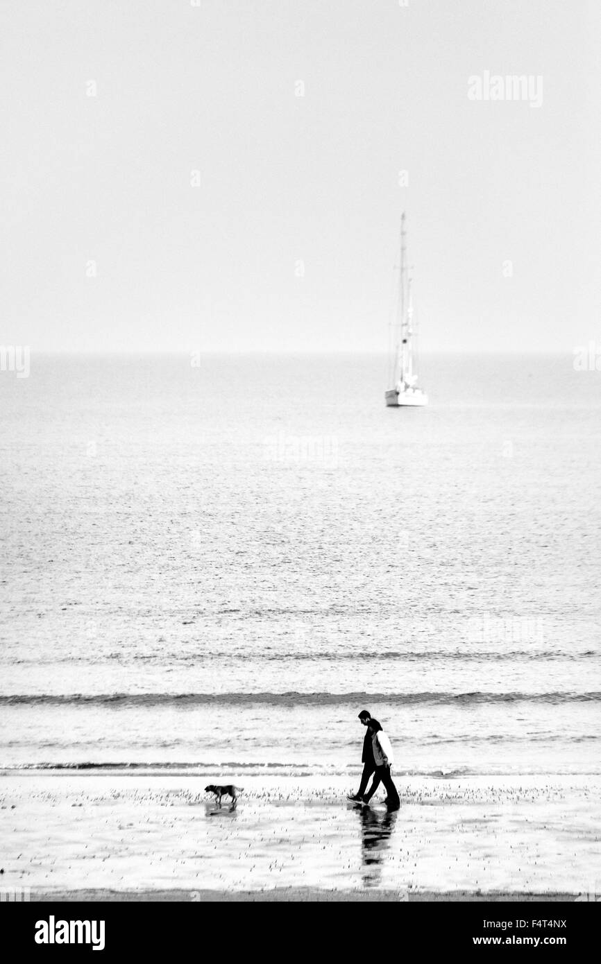 Woman man walking along Black and White Stock Photos & Images - Alamy