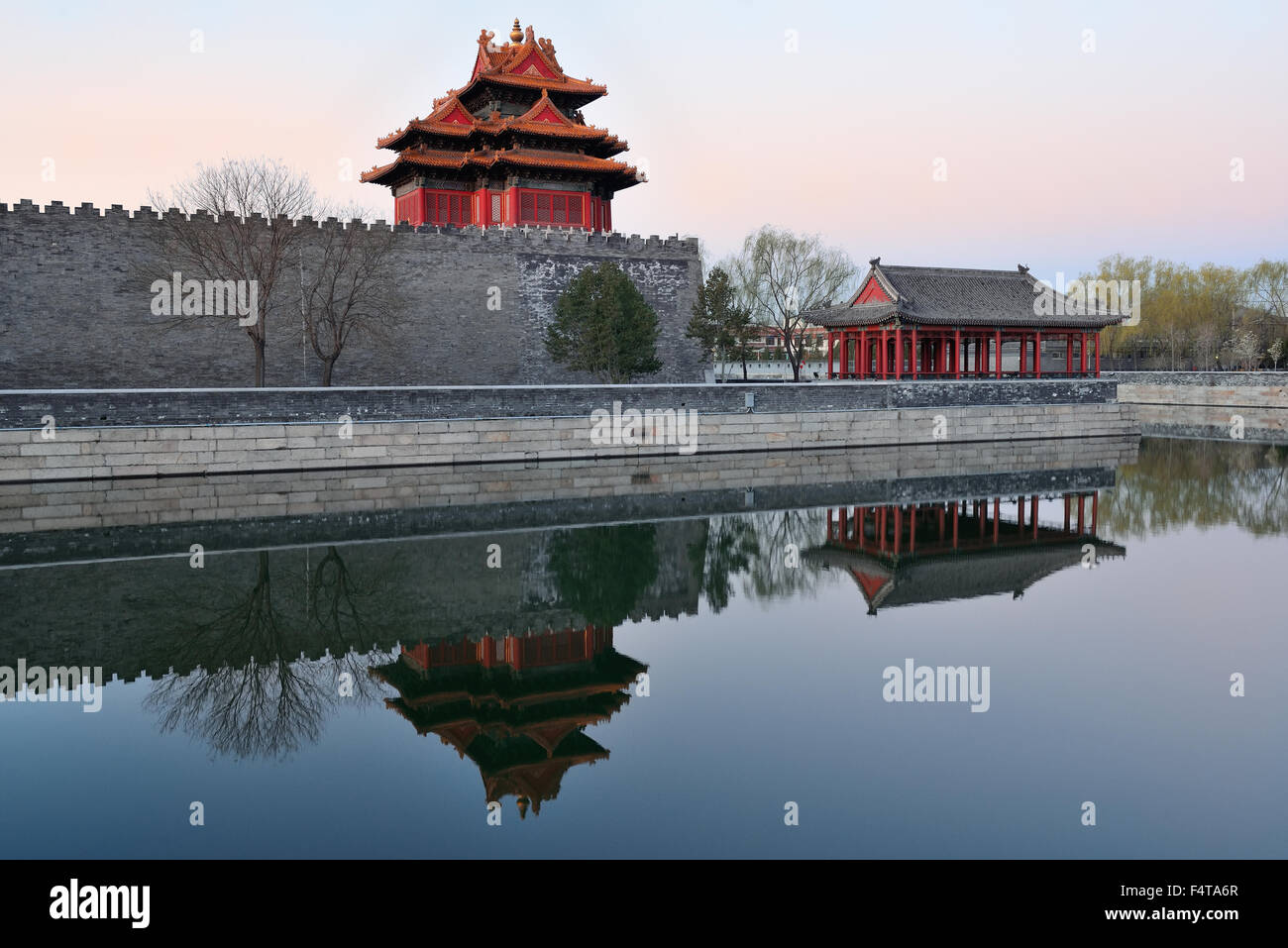 Imperial Palace over lake in the morning in Beijing Stock Photo - Alamy