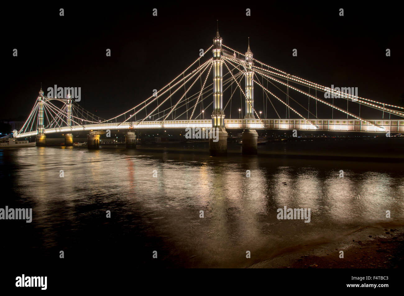 Albert bridge at night hi-res stock photography and images - Alamy