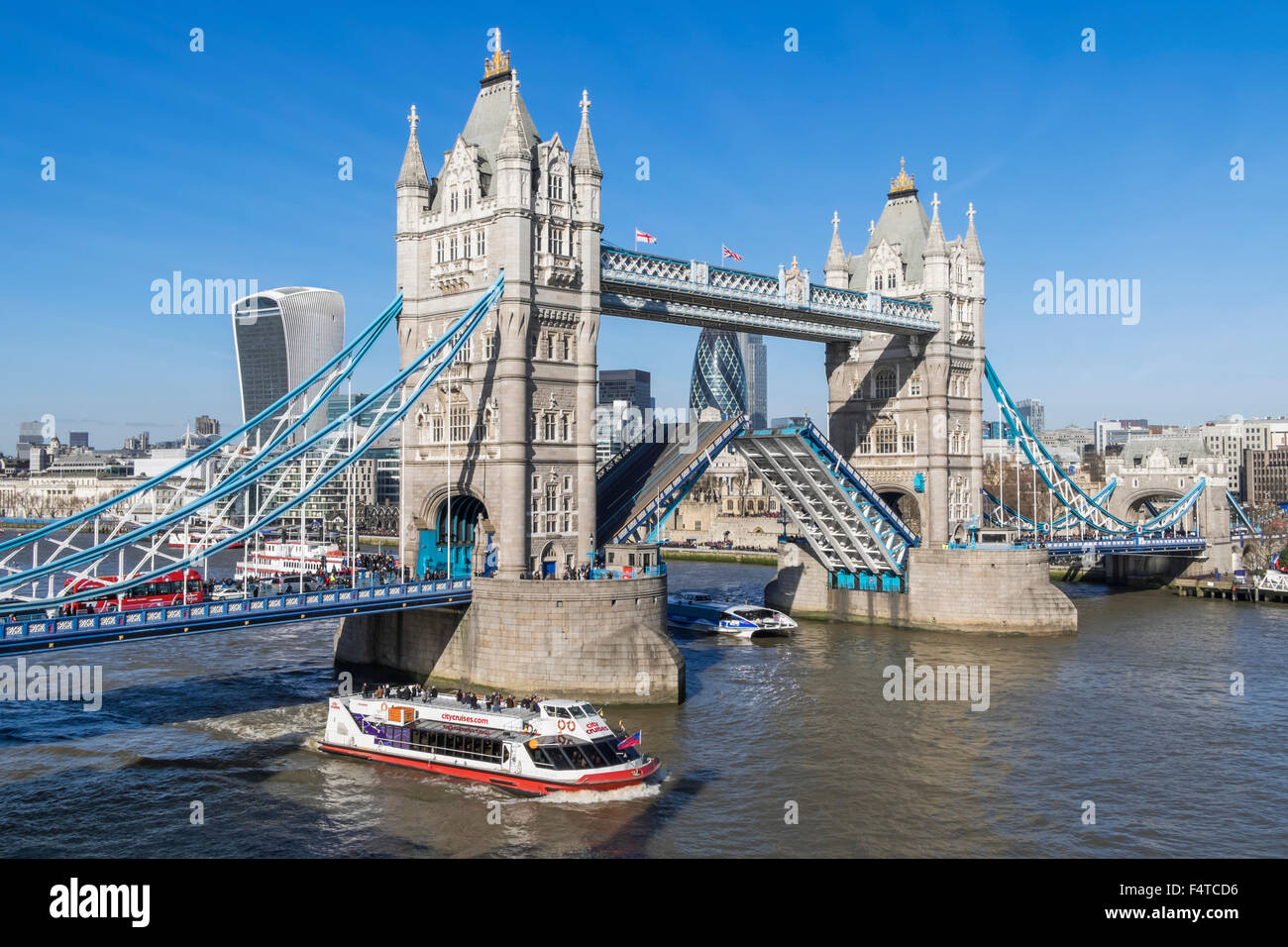 London skyline tower bridge city hi-res stock photography and images ...