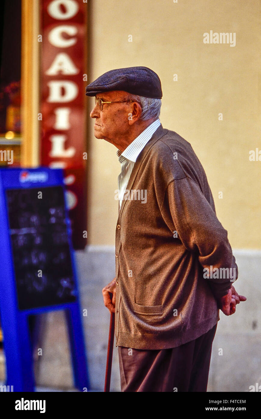 Elderly spanish man male gentleman hi-res stock photography and images ...