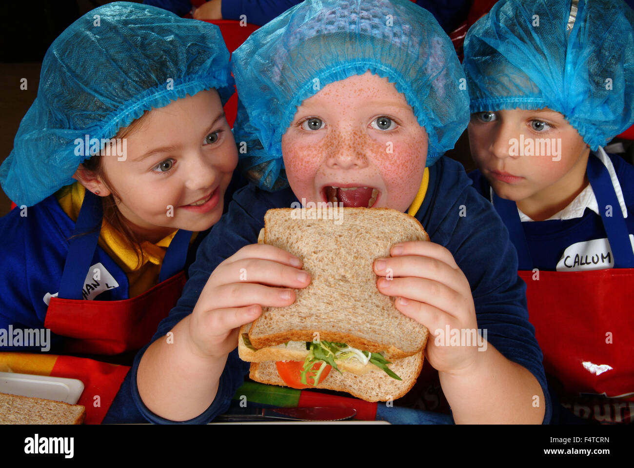 Junior school children making healthy sandwiches at a Warburtons ...