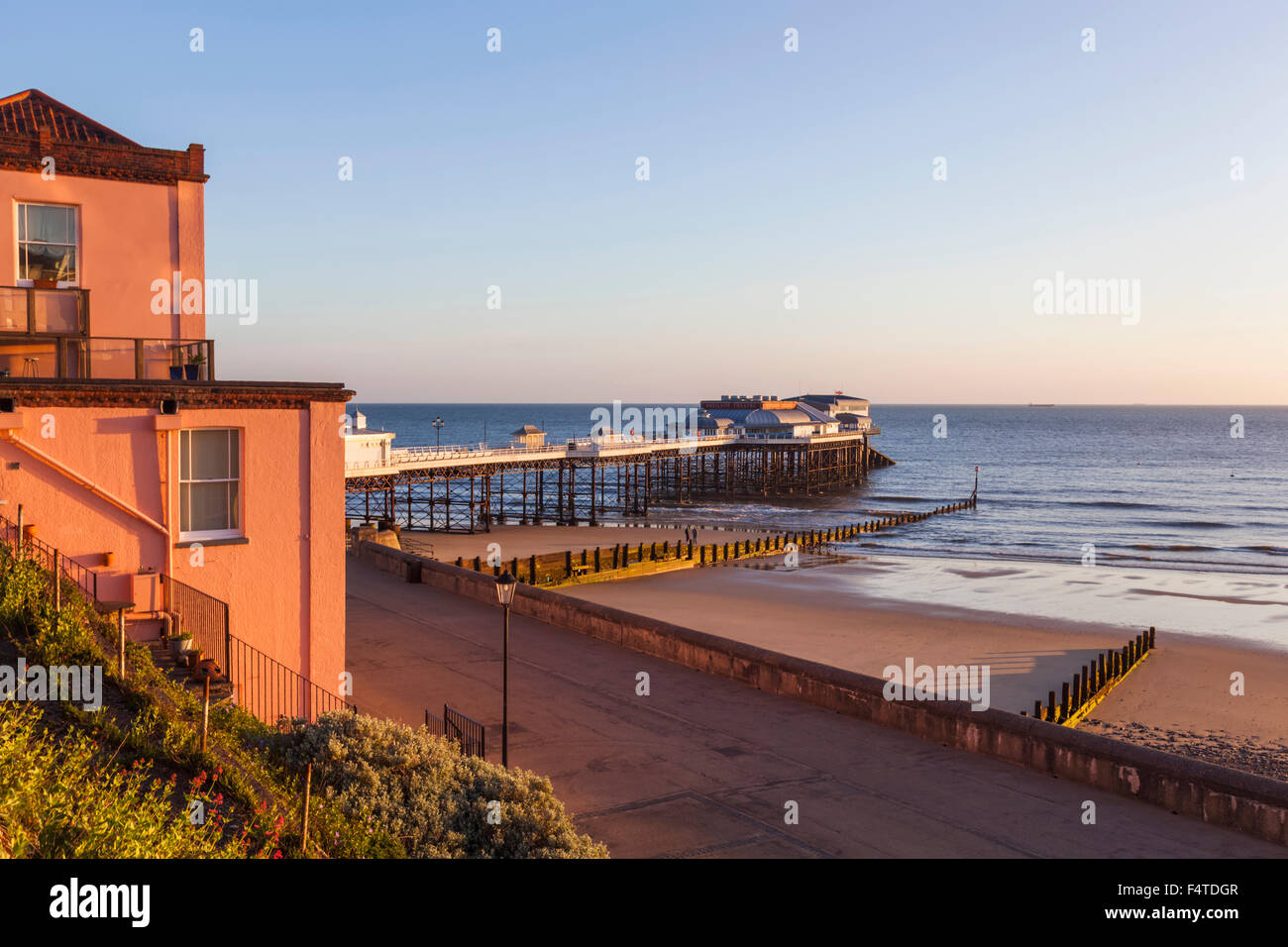 England, Norfolk, Cromer, Cromer Beach and Pier Stock Photo - Alamy