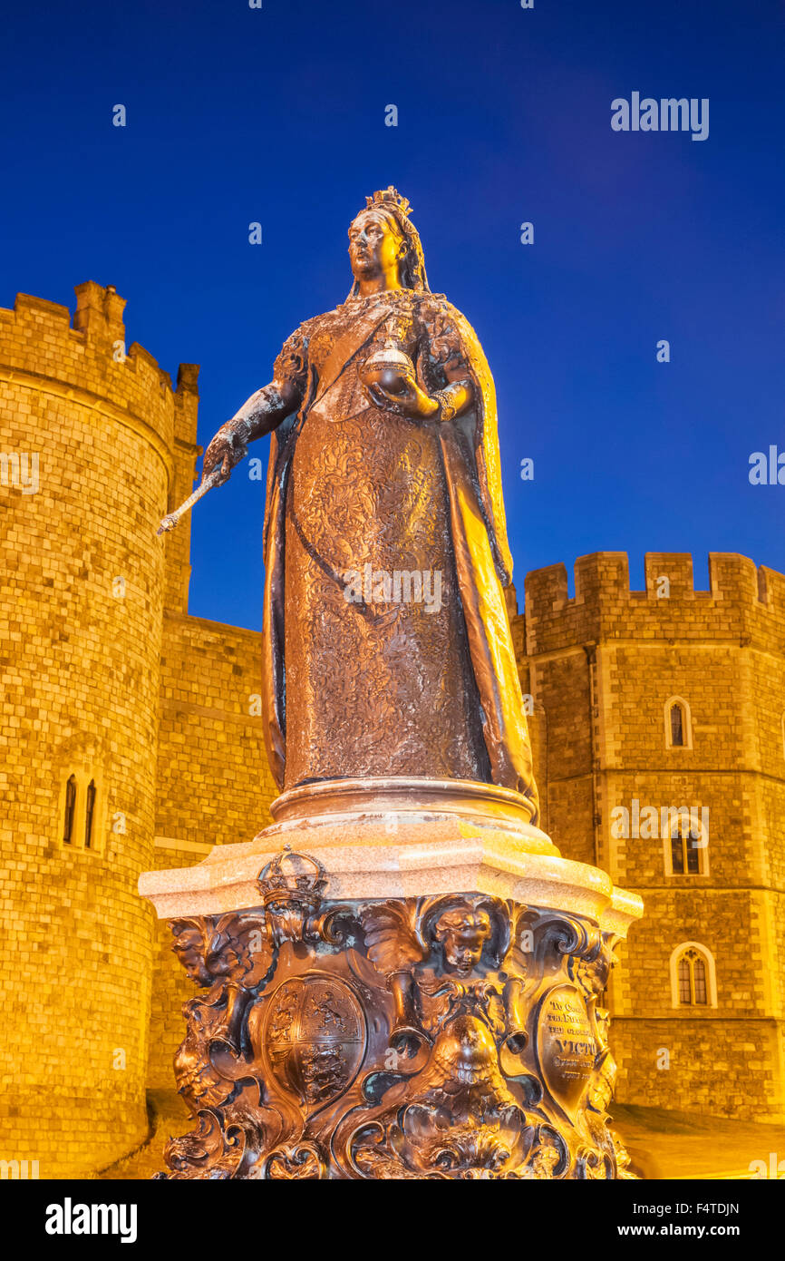 England, Berkshire, Windsor, Windsor Castle, Statue of Queen Victoria ...