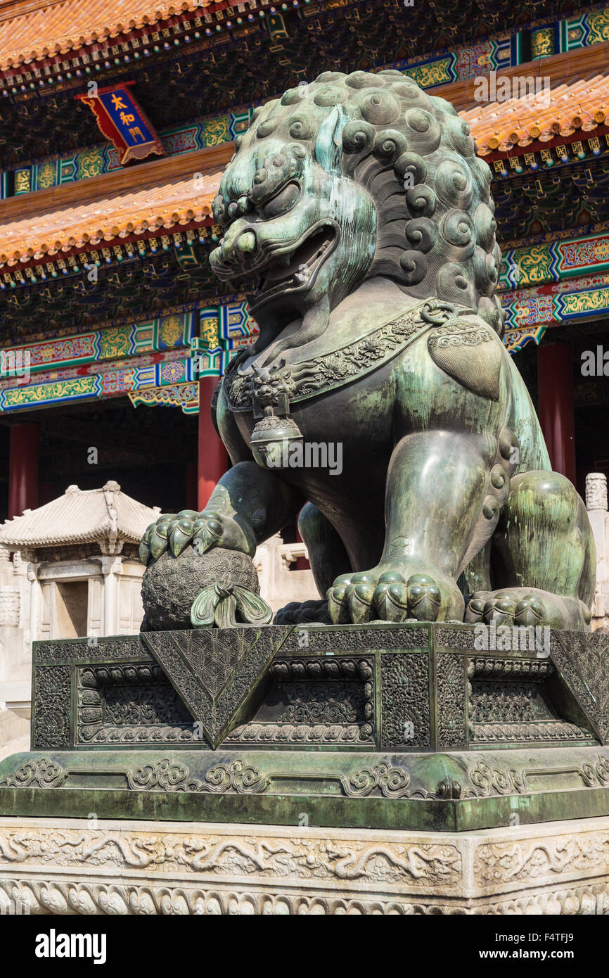 Chinese lion guard next to the Gate of Supreme Harmony, Forbidden City ...