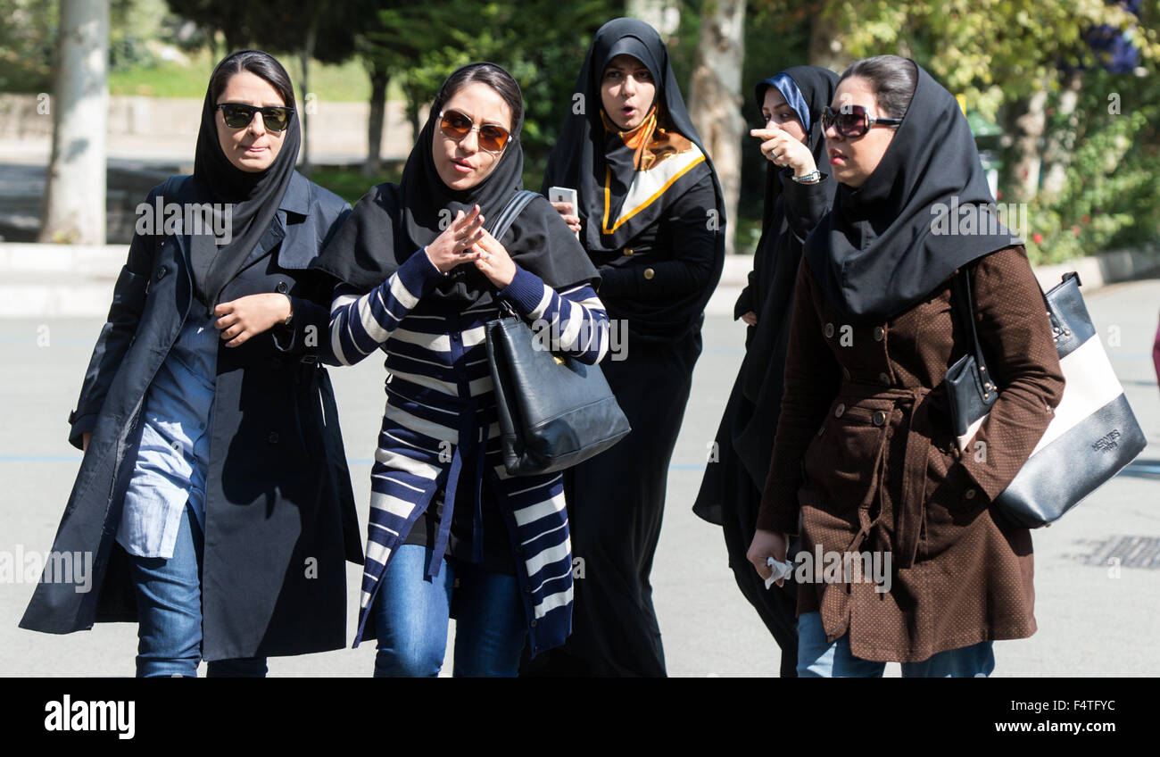 Tehran, Iran. 18th Oct, 2015. Female students walk across the campus of ...