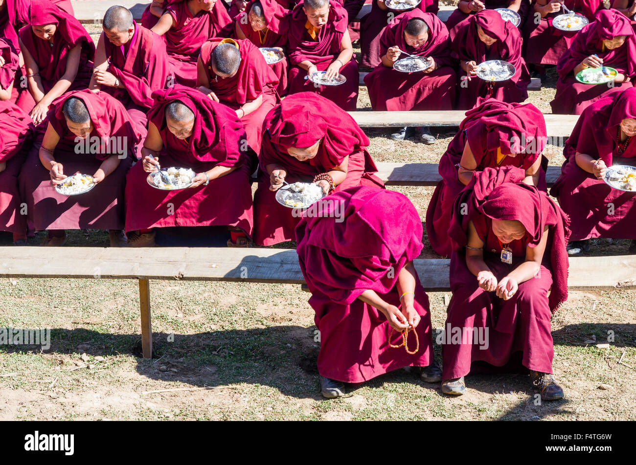 Buddhism tibetan monks wearing red hi-res stock photography and images ...