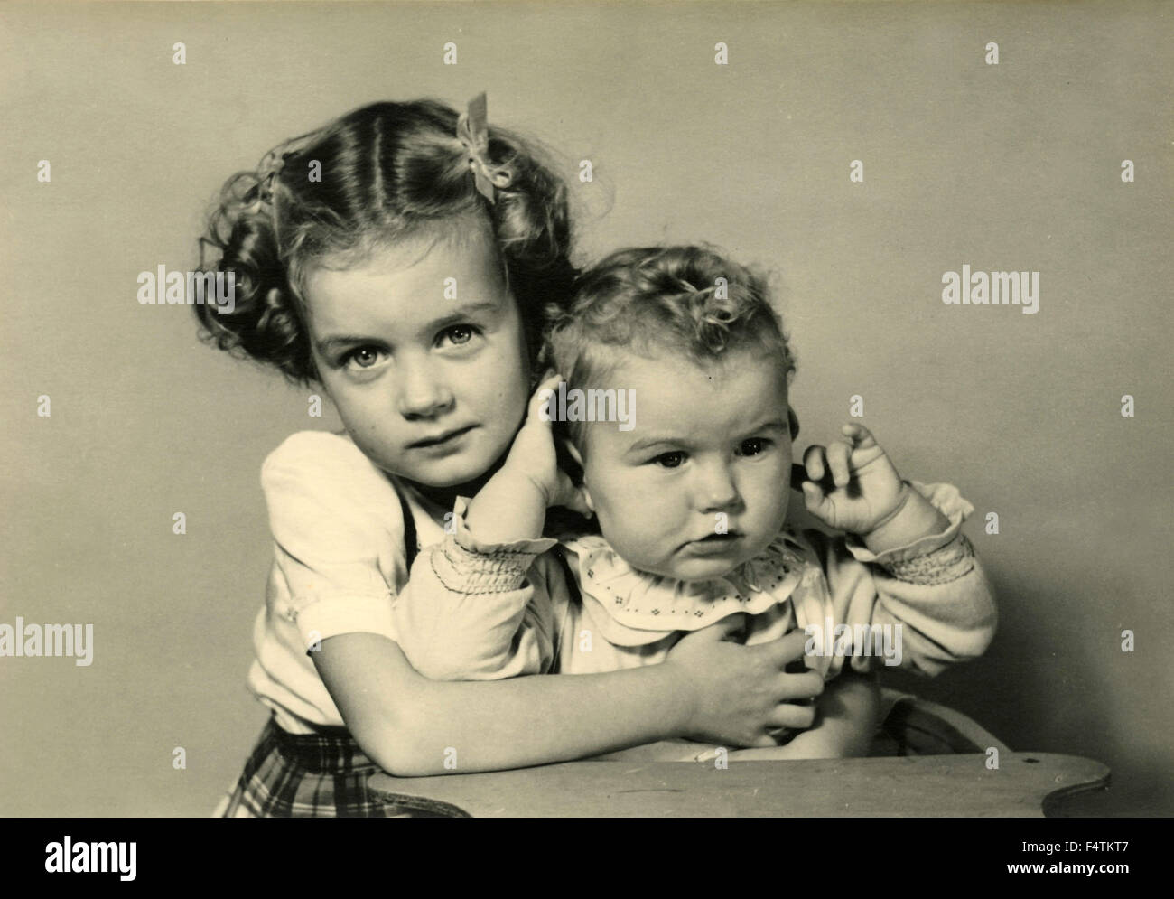 Children who hug hi-res stock photography and images - Alamy