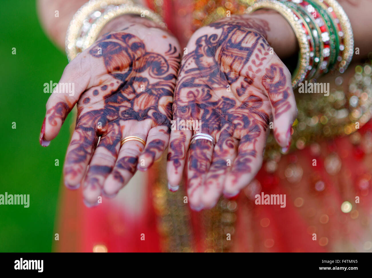 Indian bride with henna on her hands Stock Photo - Alamy