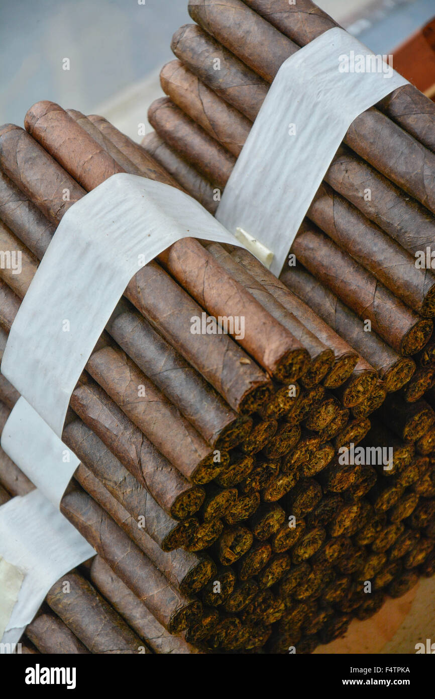 Handcrafted cigars hi-res stock photography and images - Alamy