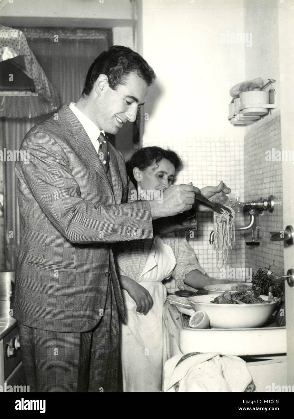 An Italian actor prepares spaghetti Stock Photo - Alamy