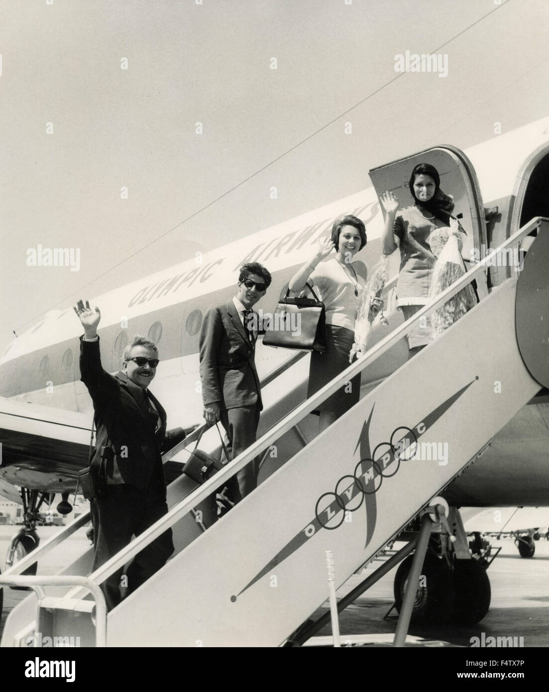 The Italian singer Giorgio Gaber gets on a plane together with other ...