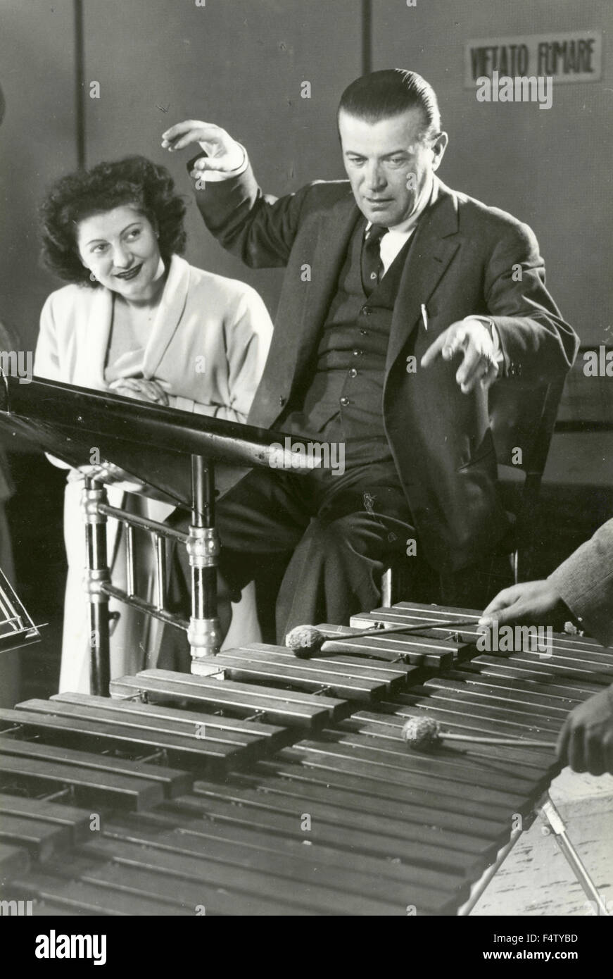 Musicians playing in the studio to rai hi-res stock photography and ...