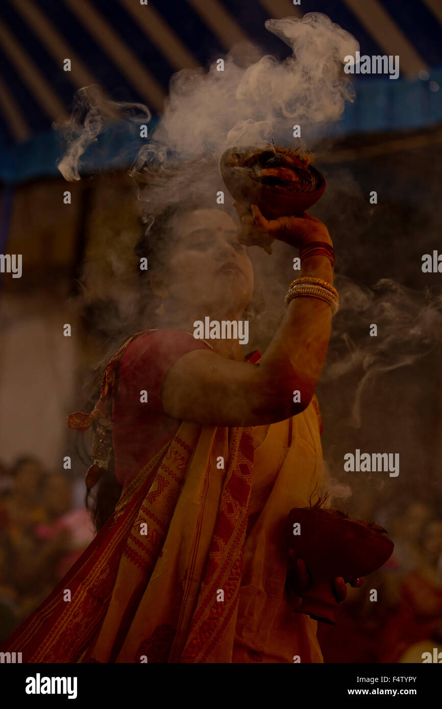 Dhunuchi Dance Bengali Saree Stock Photos & Dhunuchi Dance Bengali ...