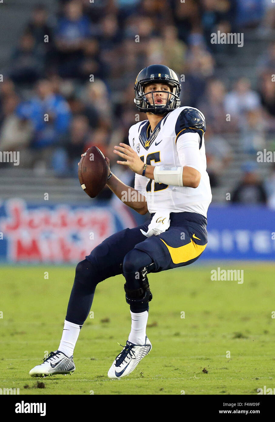 Pasadena, California, USA. 22nd Oct, 2015. Cal Golden Bears quarterback ...